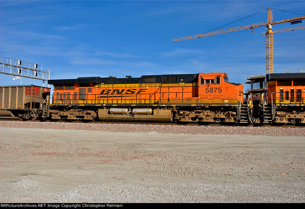 BNSF 5875 on E-THHNAM0-73